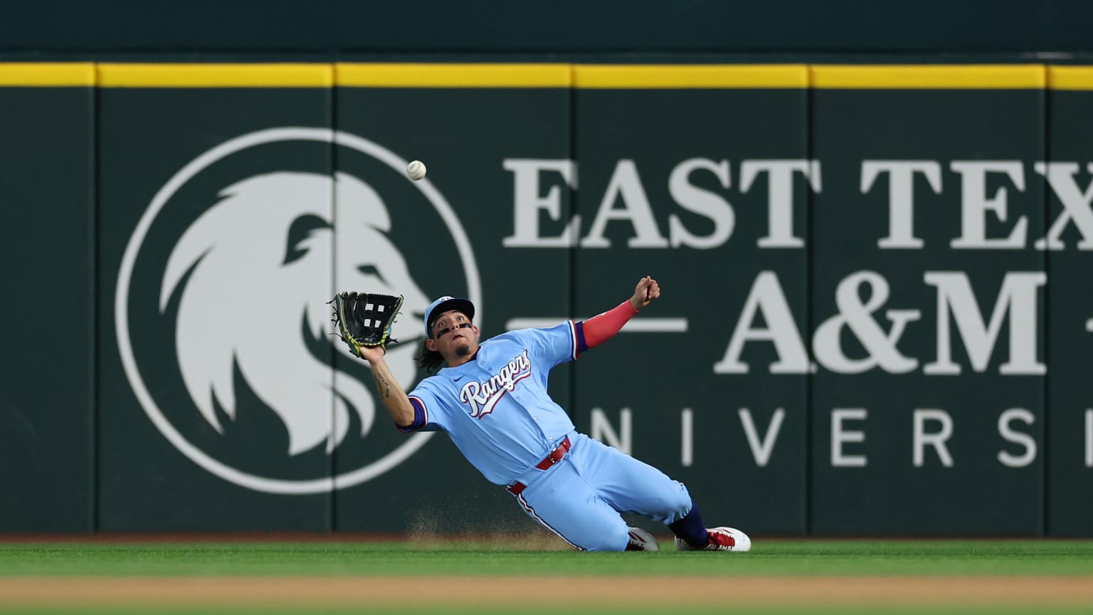 Alejandro Osuna's amazing sliding catch | 09/21/2025 | MLB.com