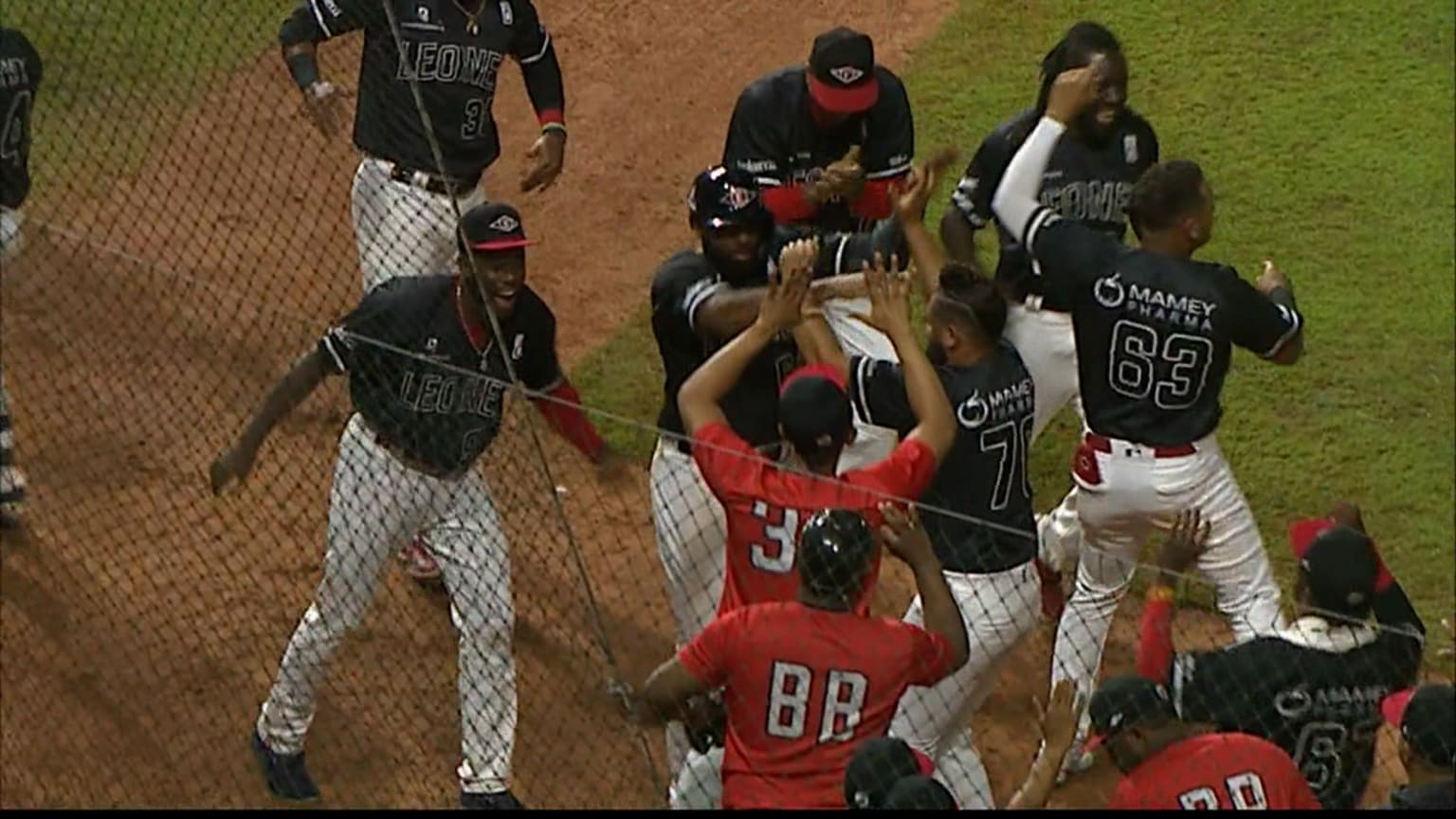 Sandro Fabián empuja con doble | 02/11/2022 | Lasmayores.com