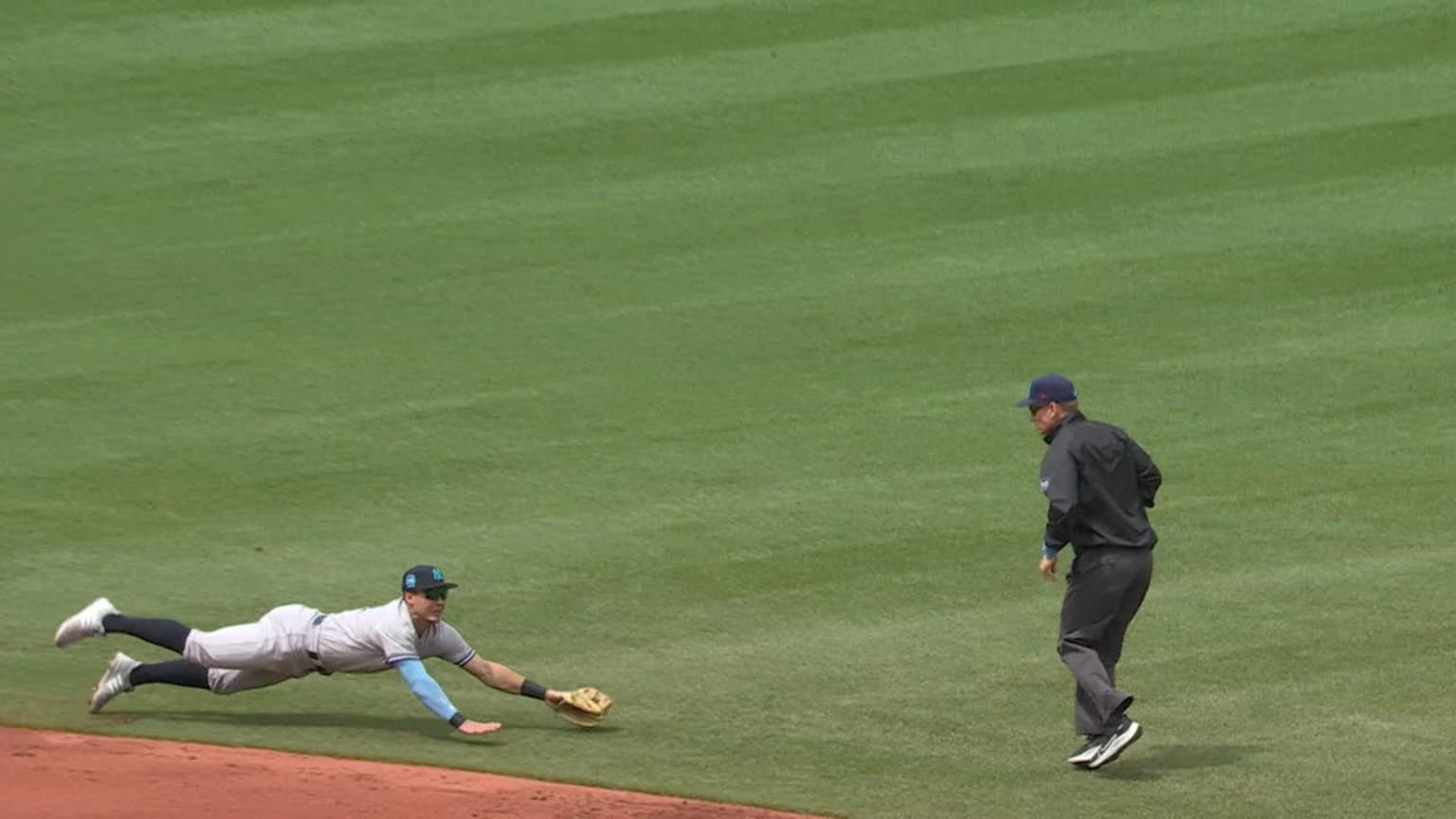 Anthony Volpe makes a diving stop in the 2nd inning | 06/18/2023 | New ...
