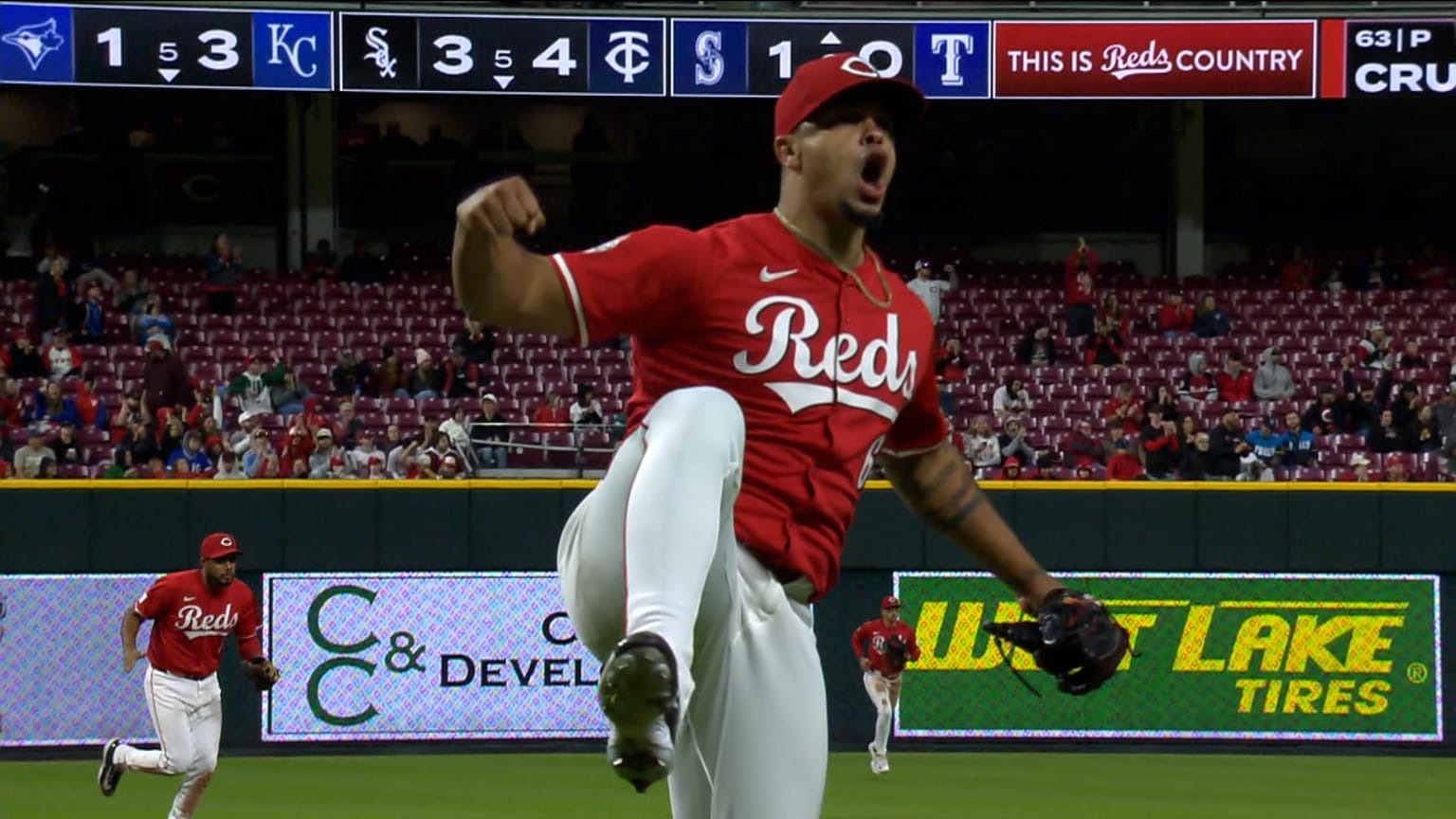 Fernando Cruz escapes 7th-inning jam | 04/24/2024 | Cincinnati Reds