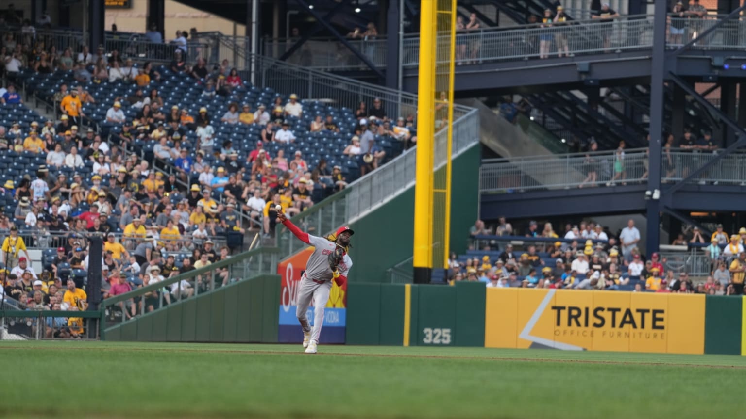 Elly De La Cruz records putout after review | 08/08/2025 | Cincinnati Reds