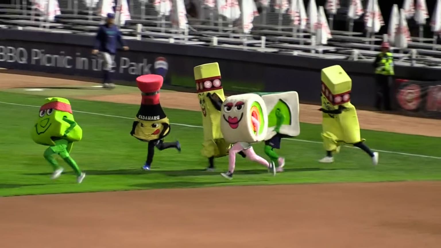 Soy Sauce win the mascot race around the field | 09/17/2023 | MLB.com