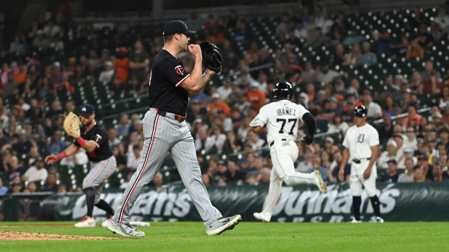 Justin Topa seals the win | 08/05/2025 | MLB.com