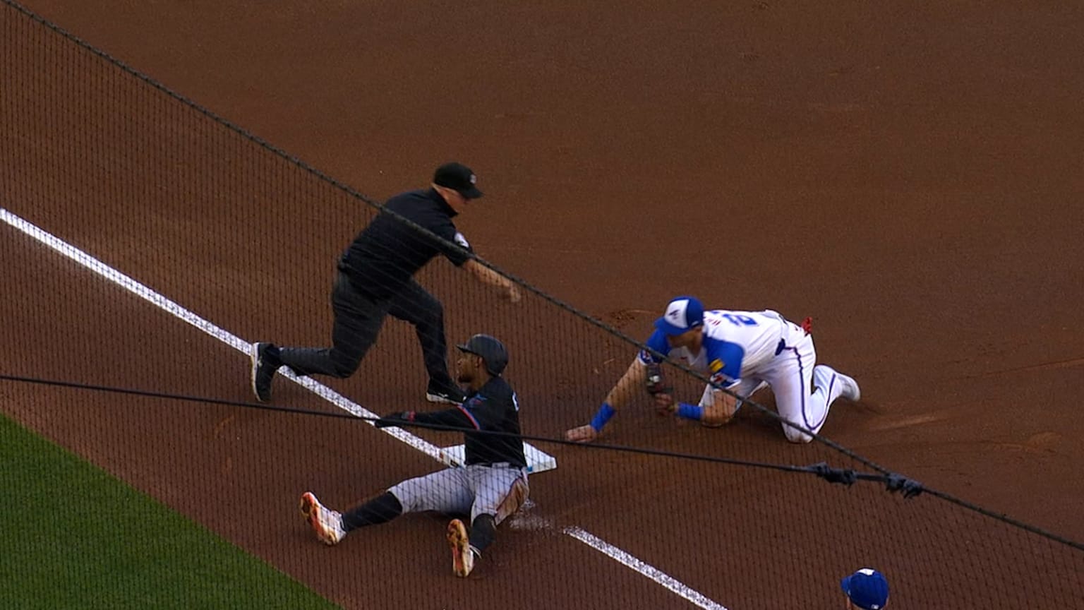 Bryan De La Cruz's outfield assist completes DP | 04/05/2025 | Atlanta ...
