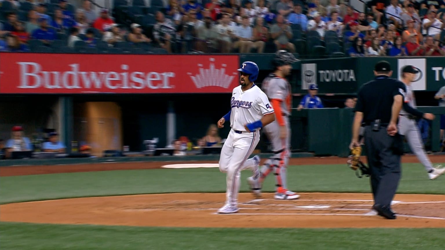Nathaniel Lowe's sacrifice fly | 06/08/2024 | Texas Rangers