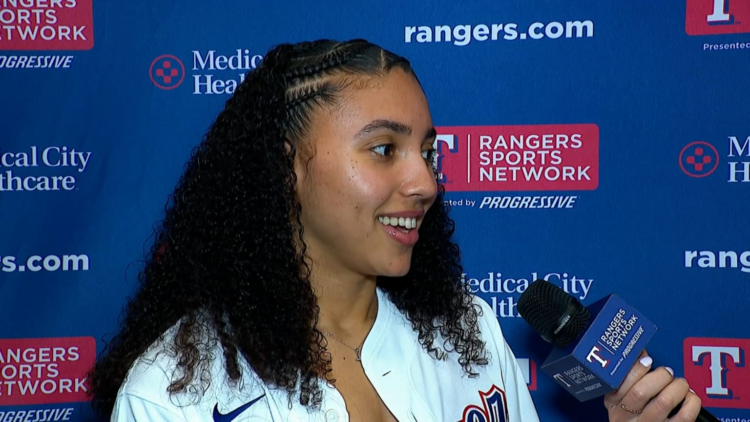 Azzi Fudd on first pitch, advice from Paige Bueckers | 04/28/2026 | MLB.com
