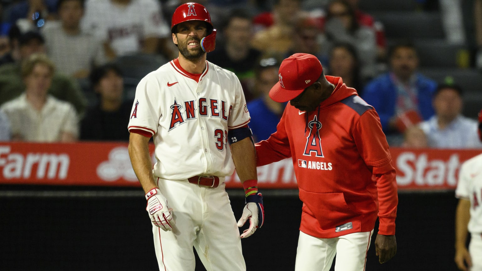 Chris Taylor suffers fractured hand after HBP | 06/09/2025 | Los ...