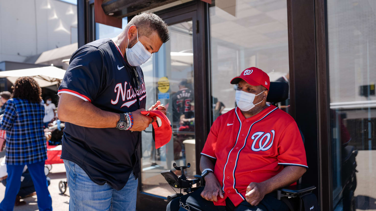 Dave Martinez, Nationals coaches visit D.C. VA Medical Center