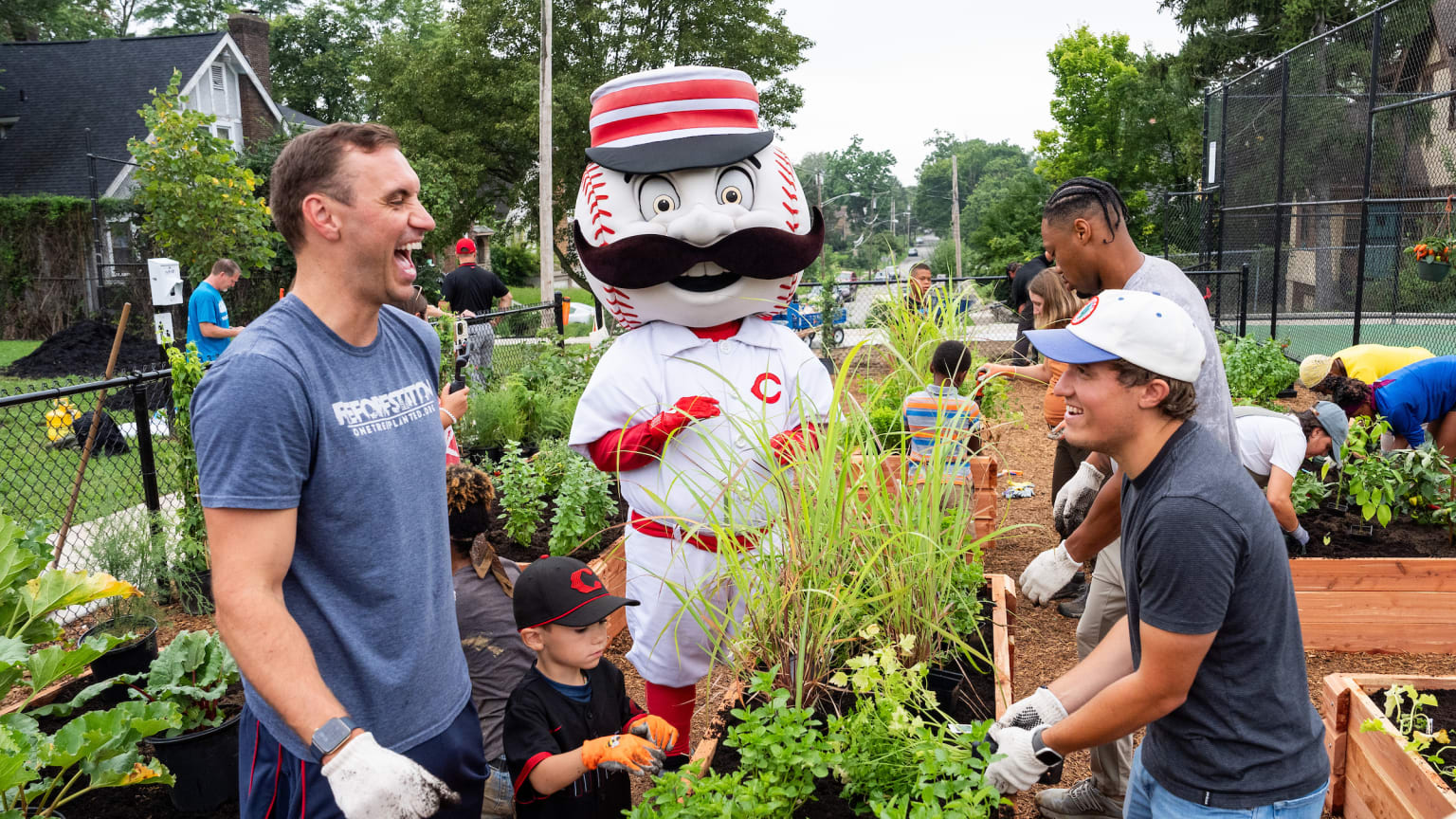 Reds host community makeover in Cincinnati's Bond Hill neighborhood