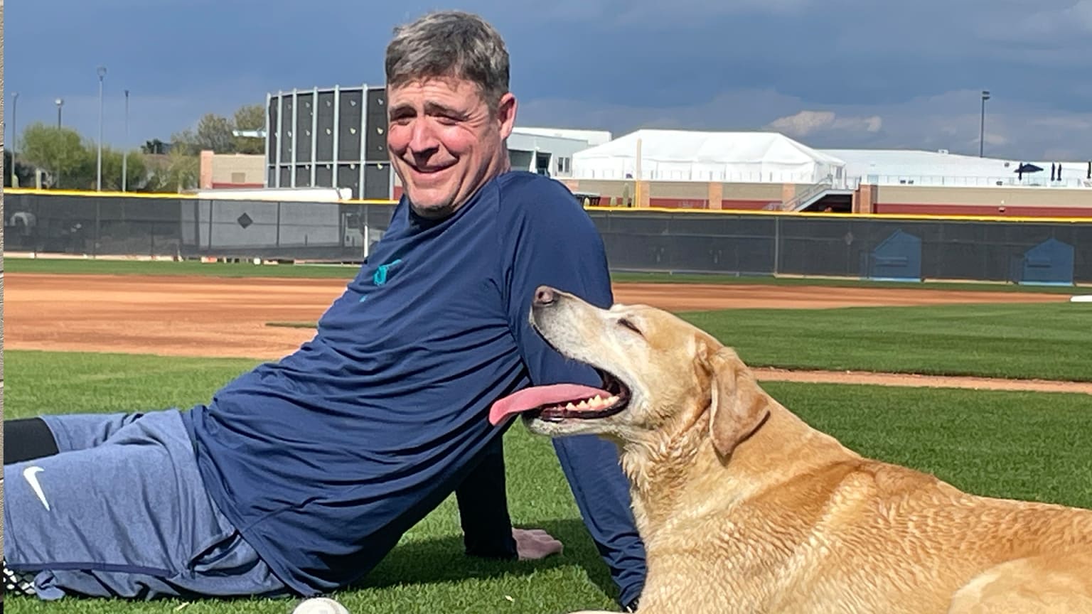 How Mariners' dog Tucker spends Spring Training