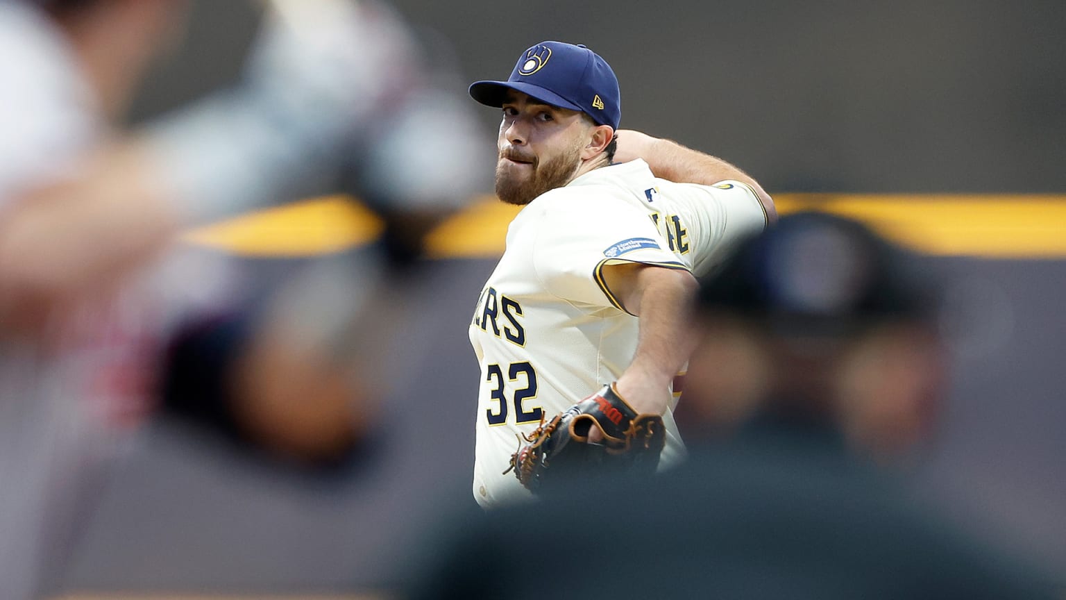 Civale pide ser cambiado de los Cerveceros tras ser movido al bullpen