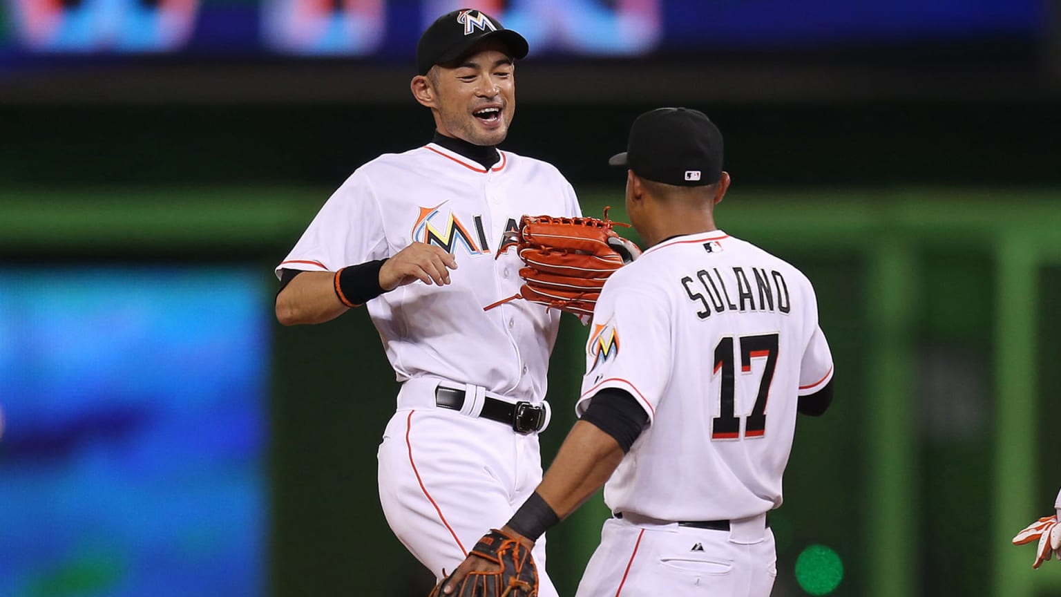 Donovan Solano arrives at Mariners Spring Training