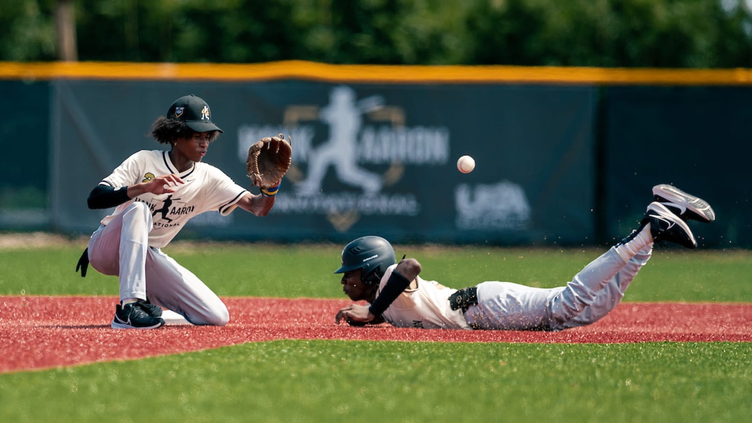 Hank Aaron Invitational players learning from former big leaguers