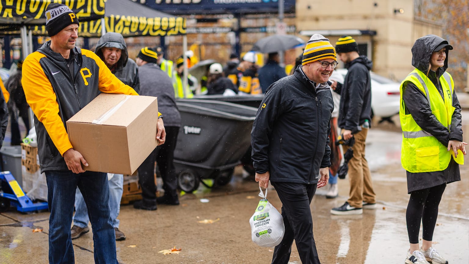 Pirates take part in Thanksgiving meal distribution in Pittsburgh