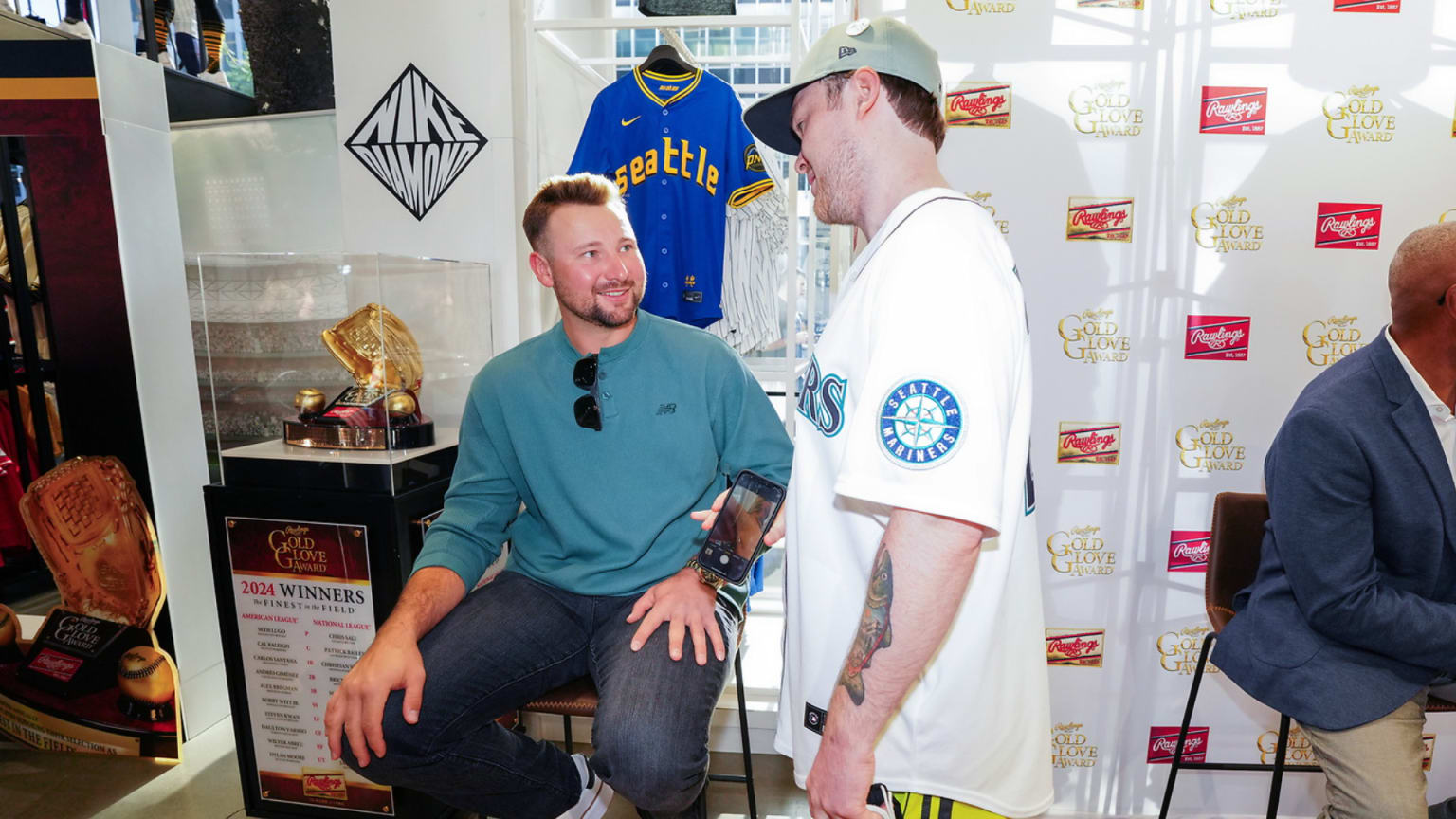 Cal Raleigh and Yankees, Dodgers legends host Gold Glove meet-and-greet