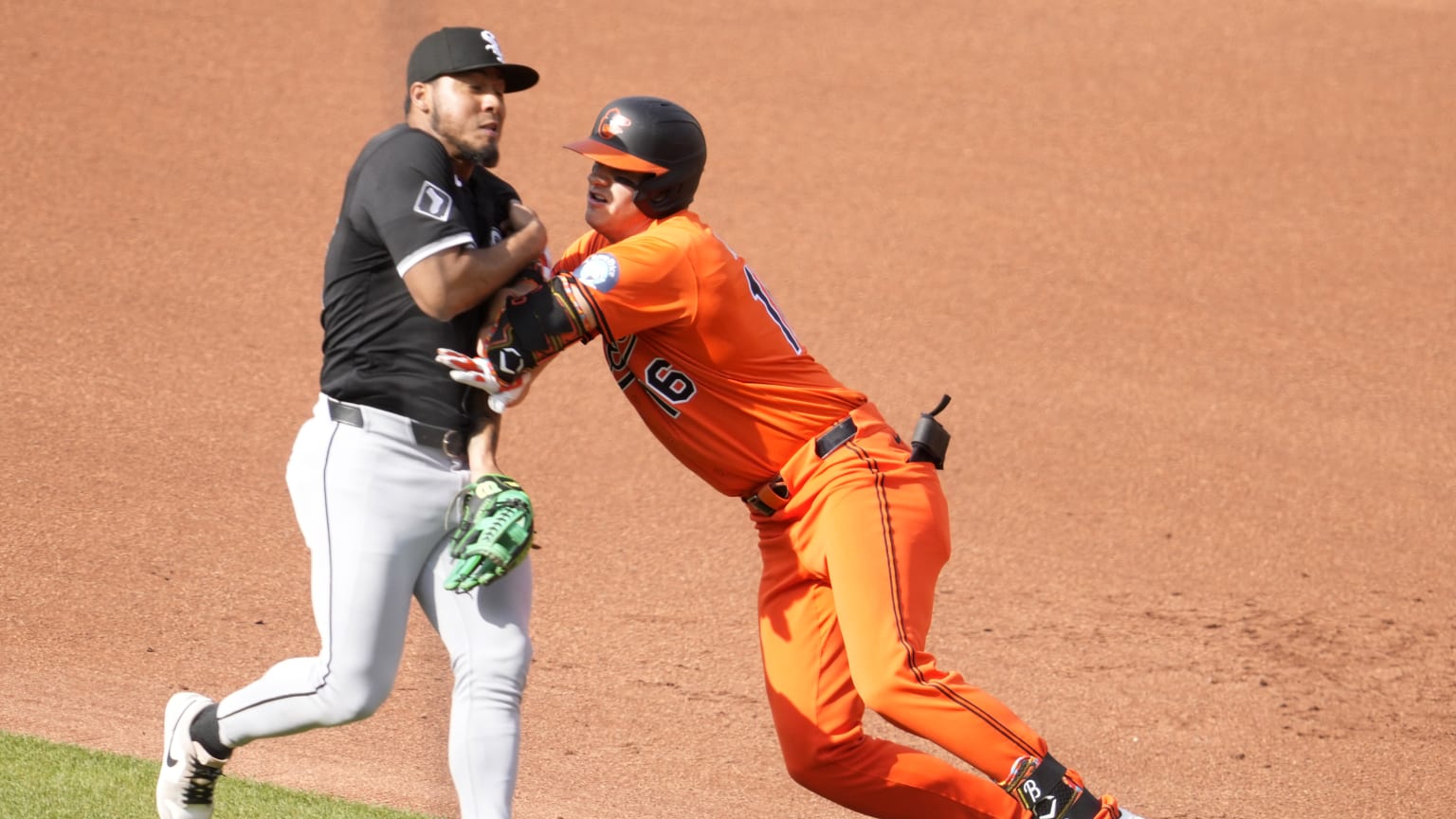 White Sox-Orioles benches clear after rundown collision