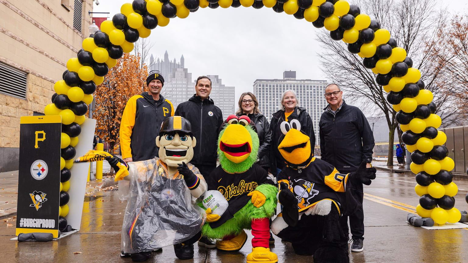 Pirates take part in Thanksgiving meal distribution in Pittsburgh