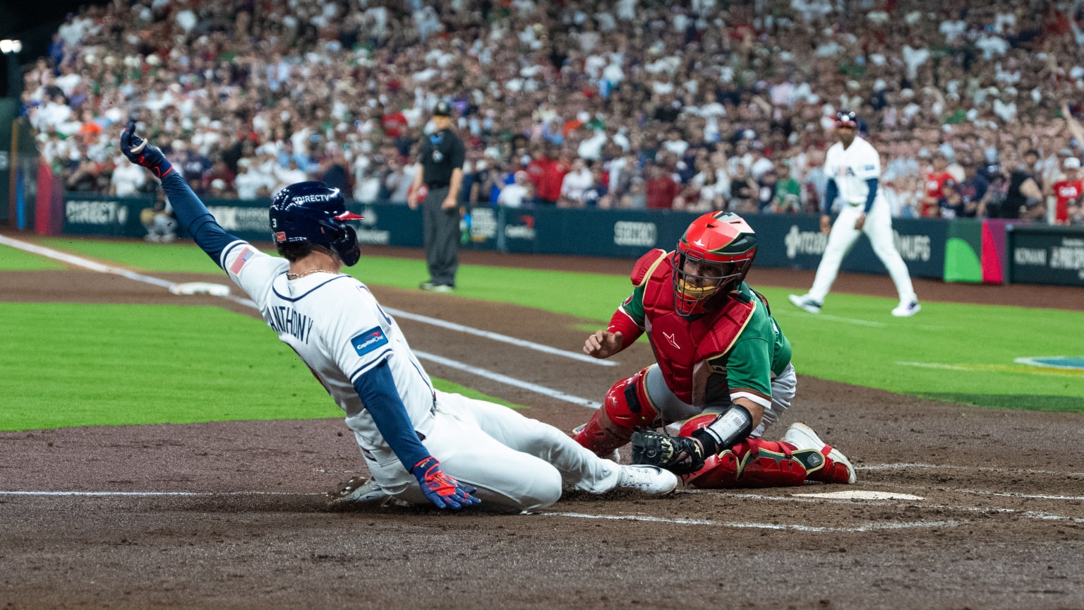 Ken Griffey Jr. is a photographer at World Baseball Classic