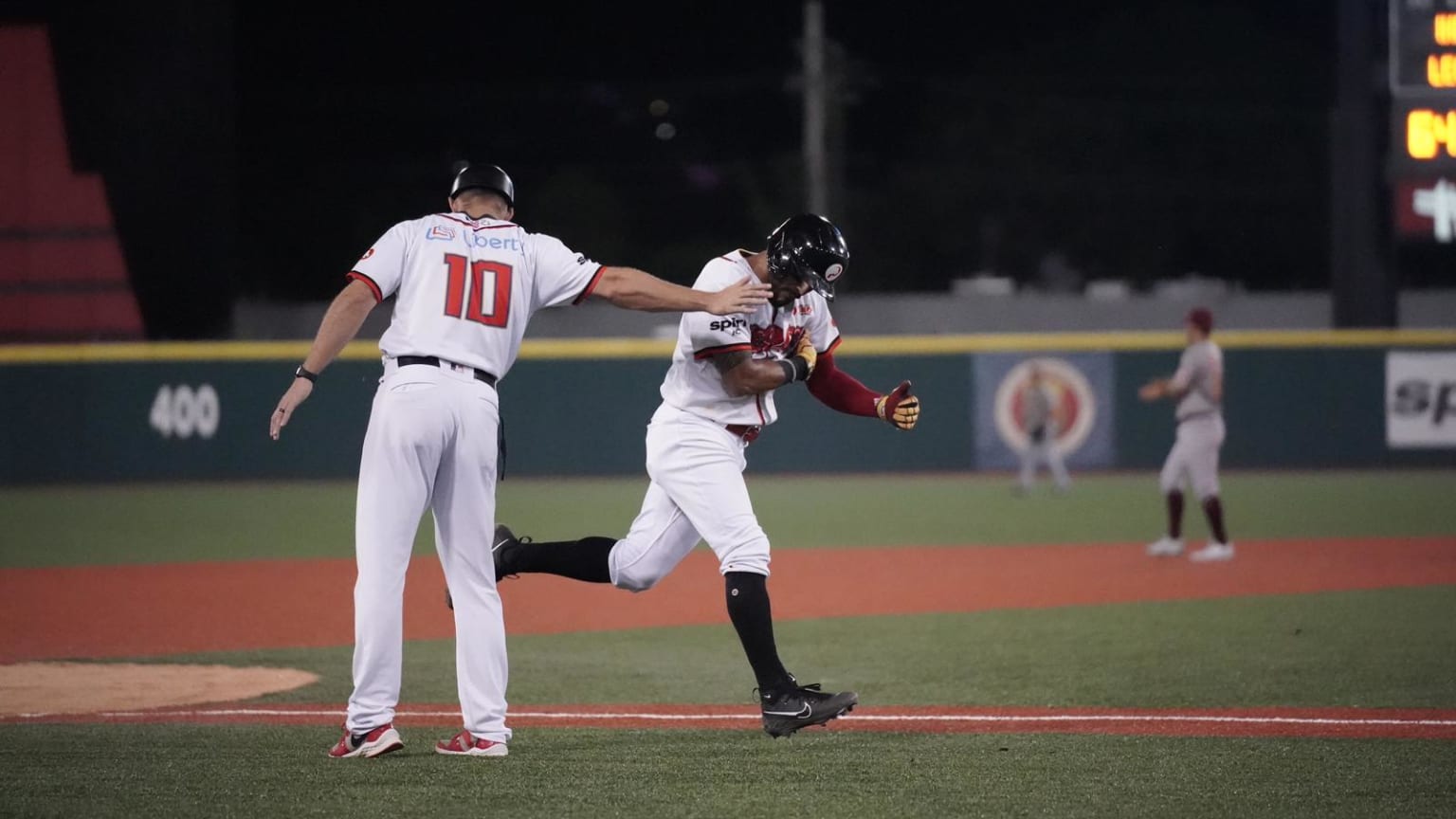Minier, Leones dominaron a Gigantes en Puerto Rico