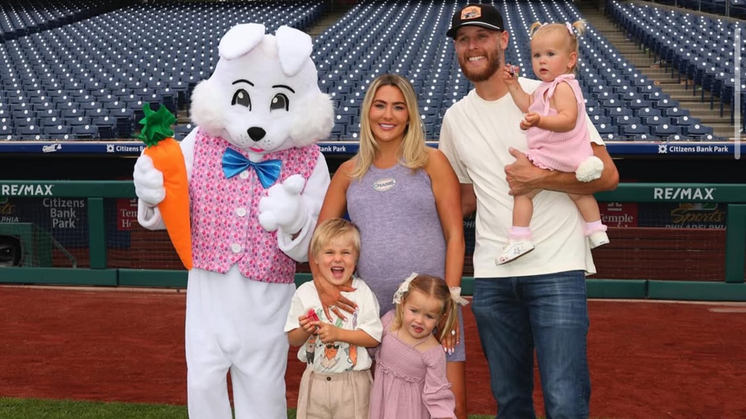 Phillies players' children all growing up together
