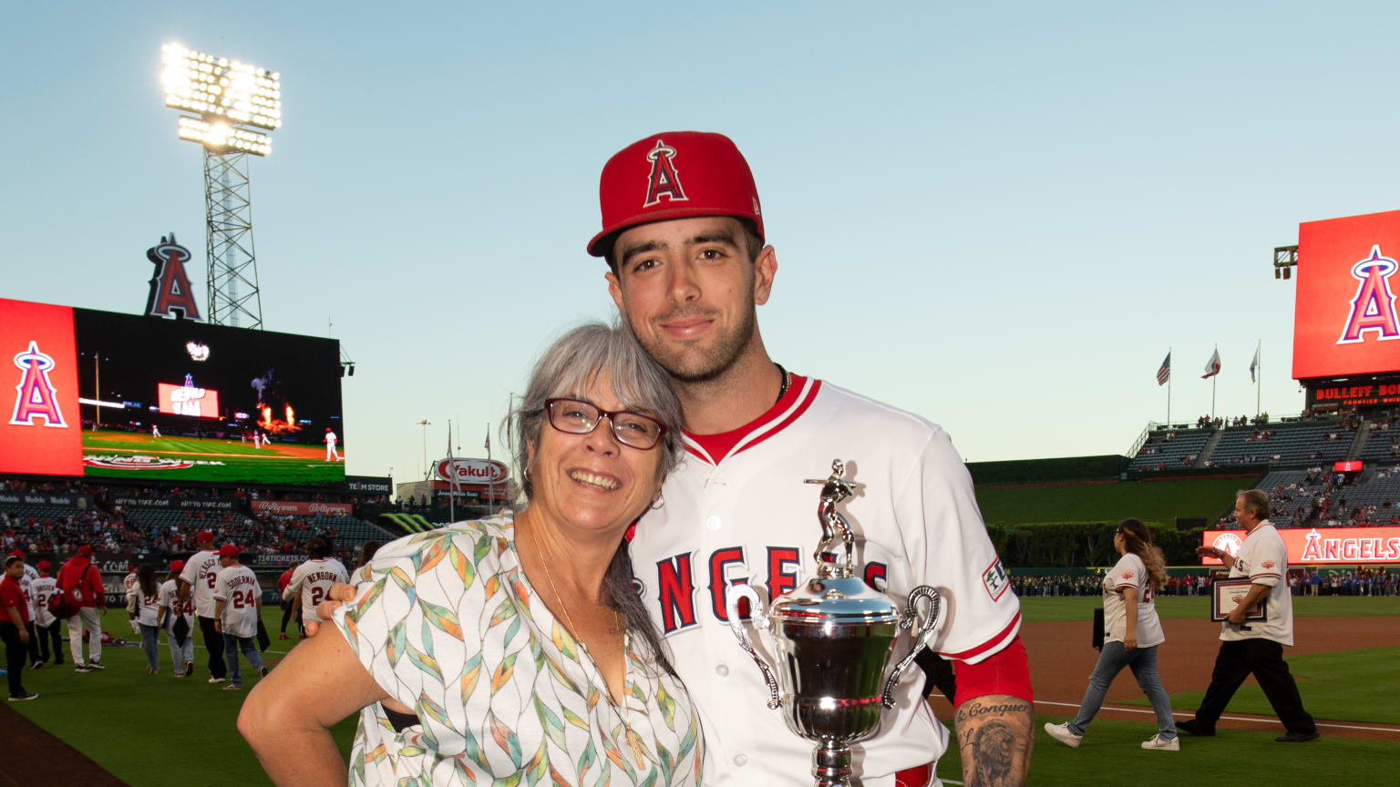 Zach Neto honors mom in Angels Mother's Day game