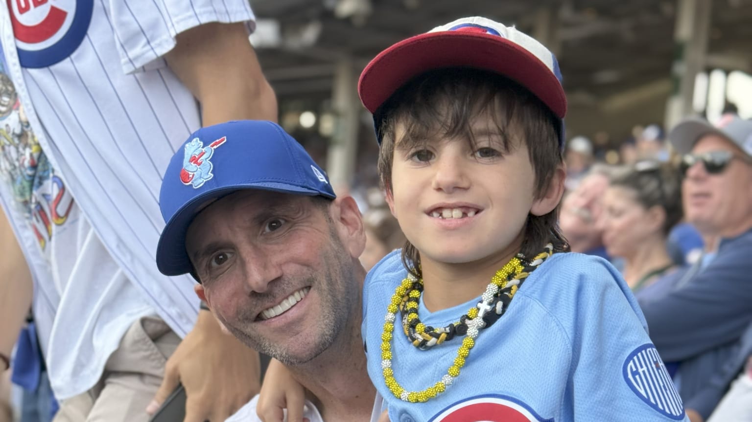 Ian Happ brings young fan to Game 2 of Cubs Wild Card Series