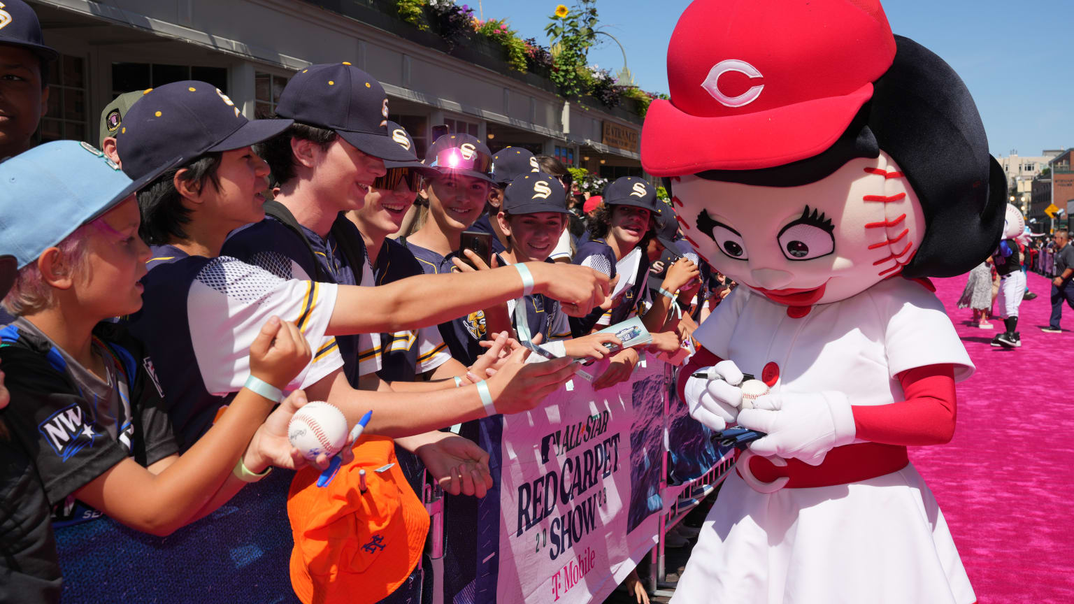 History of Cincinnati Reds mascots