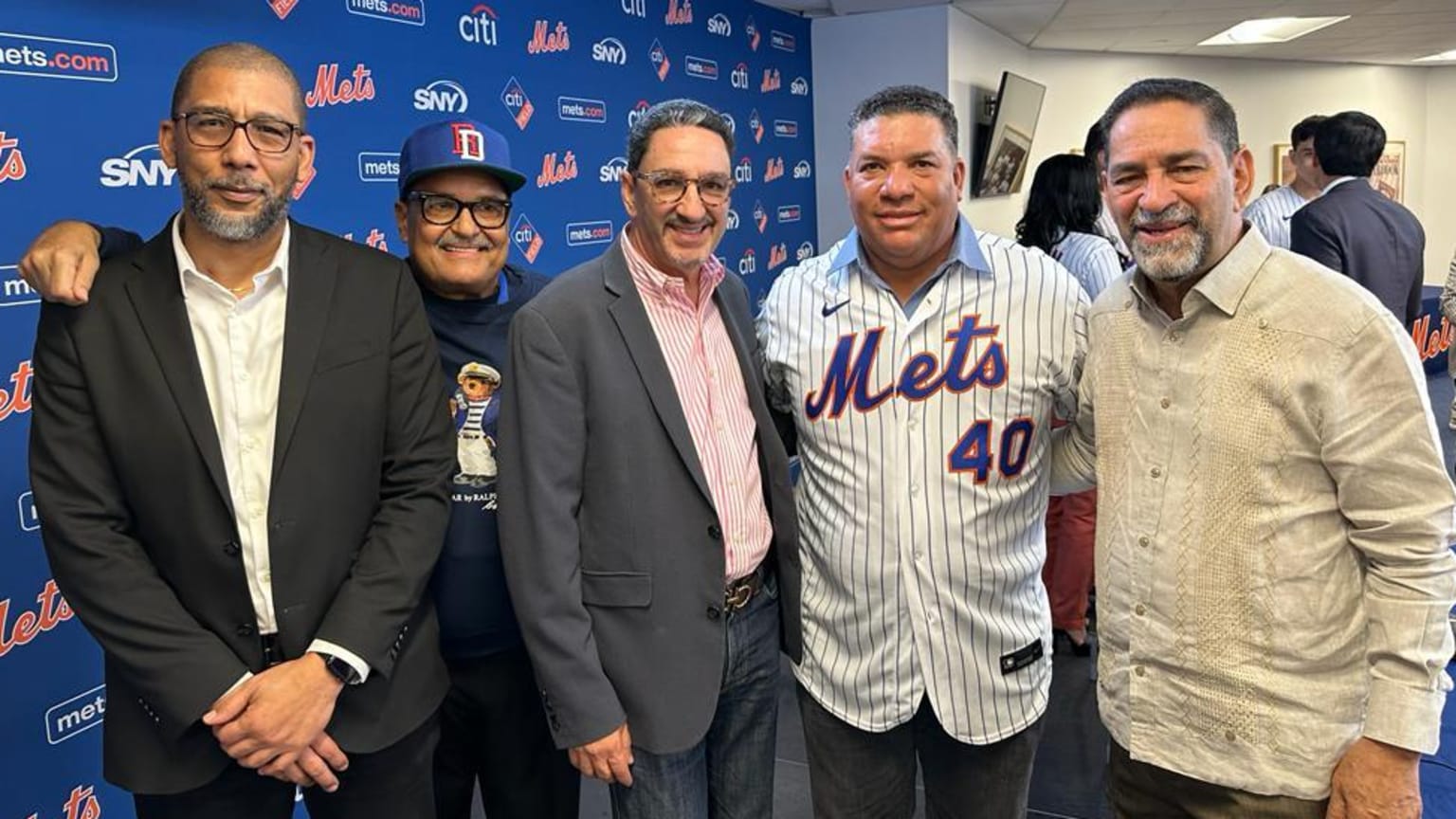 Cónsul Eligio Jáquez felicita a Bartolo Colón tras su retiro con los Mets
