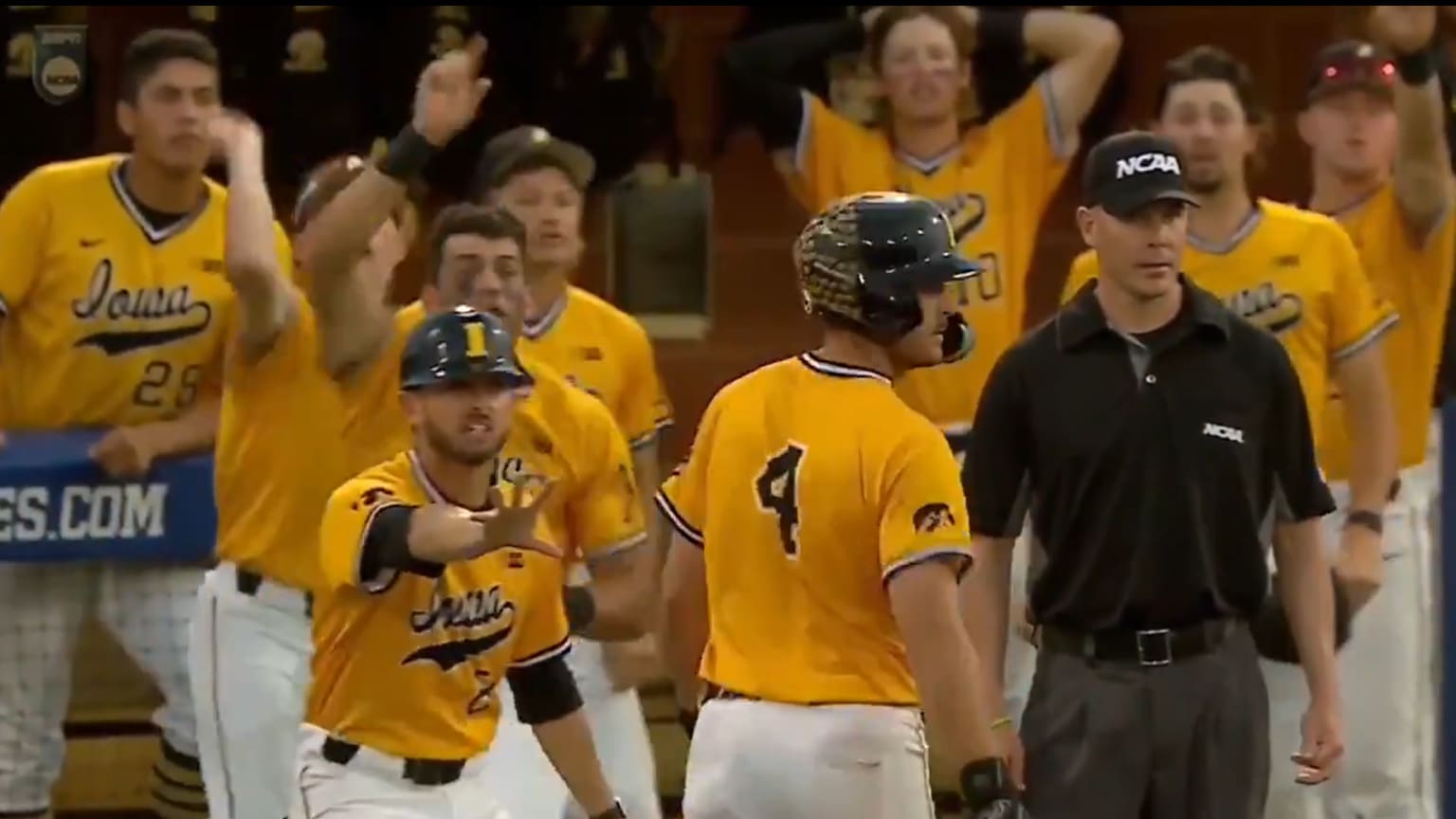 College player fools everyone with non-catch