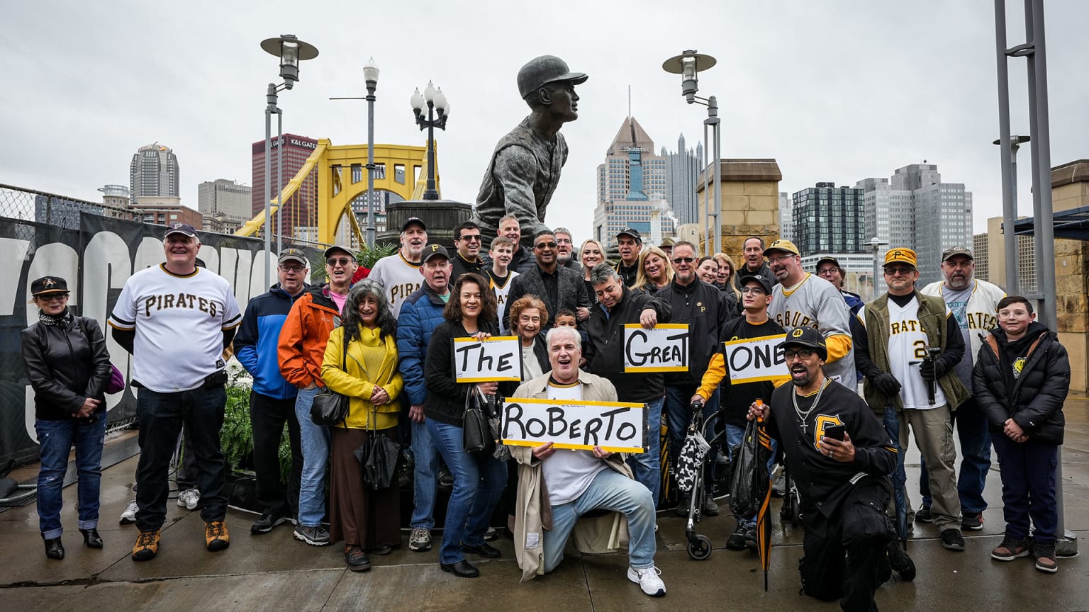 Roberto Clemente Jr. honors father on 50th anniversary of his death