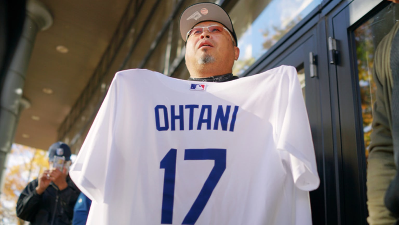 Fanáticos de Ohtani se reúnen en Japón para apoyar a su ídolo en el Juego 3