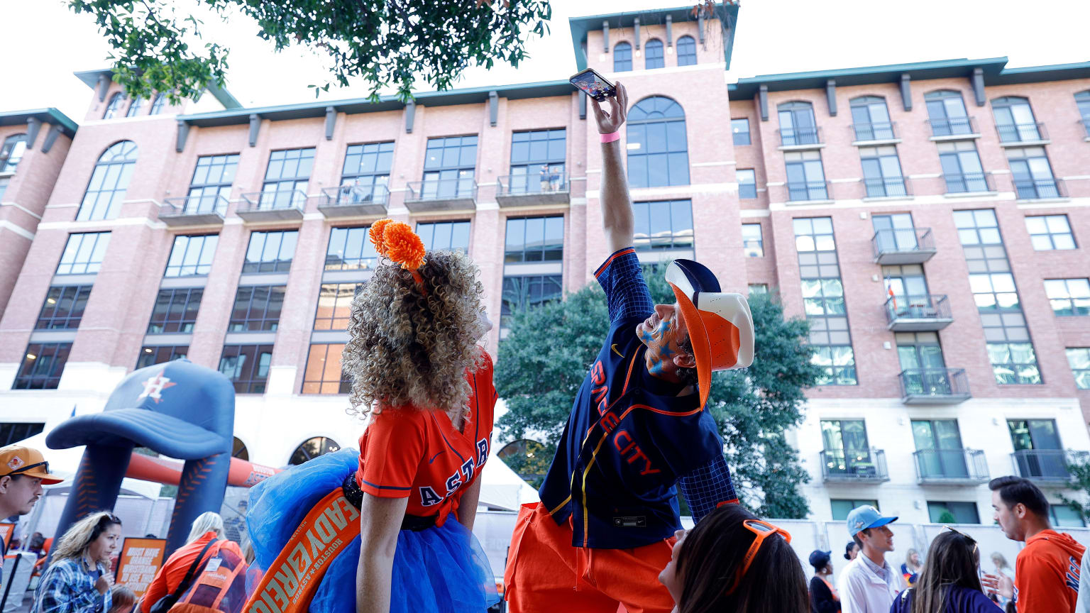 Astros plan new entertainment district at Minute Maid Park