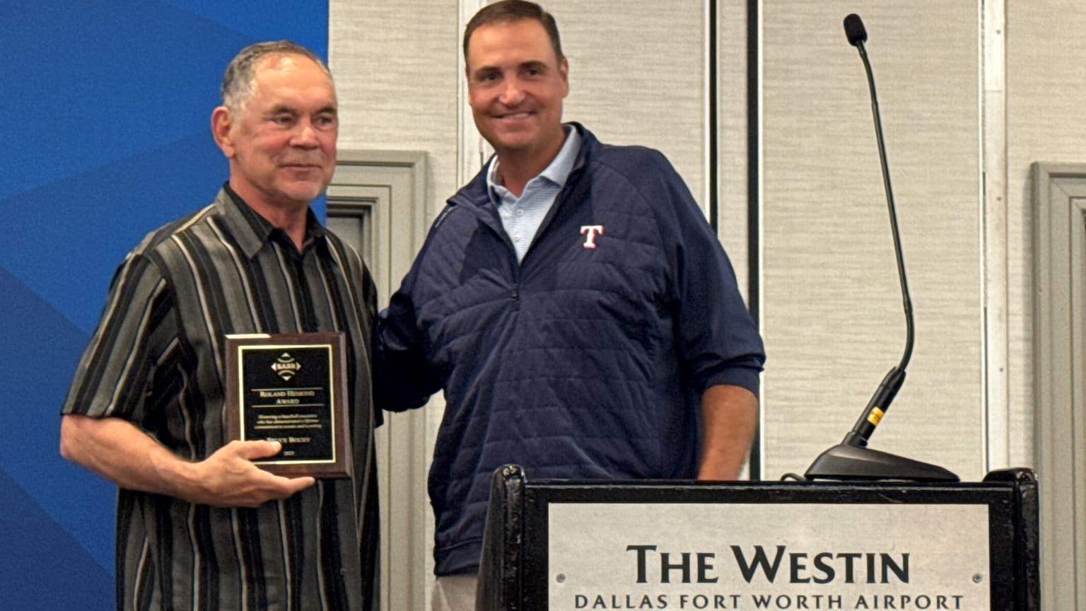 Bruce Bochy receives 2025 SABR Roland Hemond Award