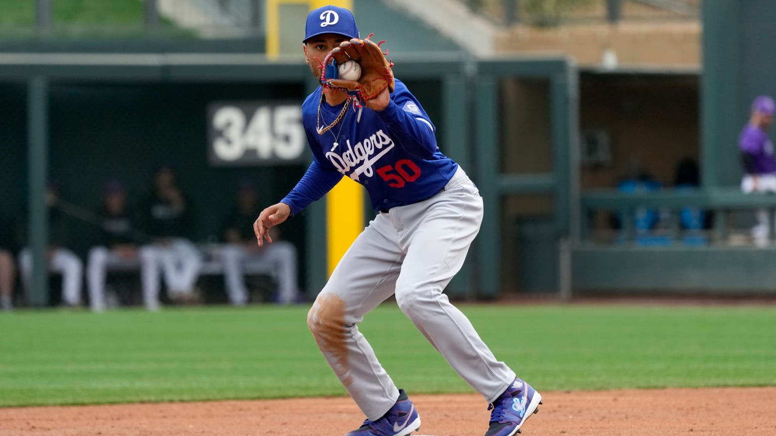 Betts juega 6 innings como SS; Treinen recibe lienazo en las costillas