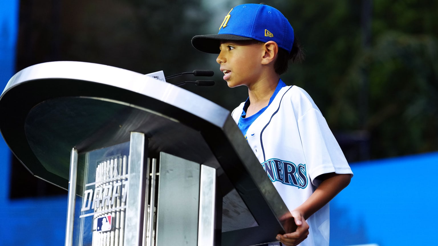 Cancer survivor Tiago Viernes announces Mariners' first-round pick in ...