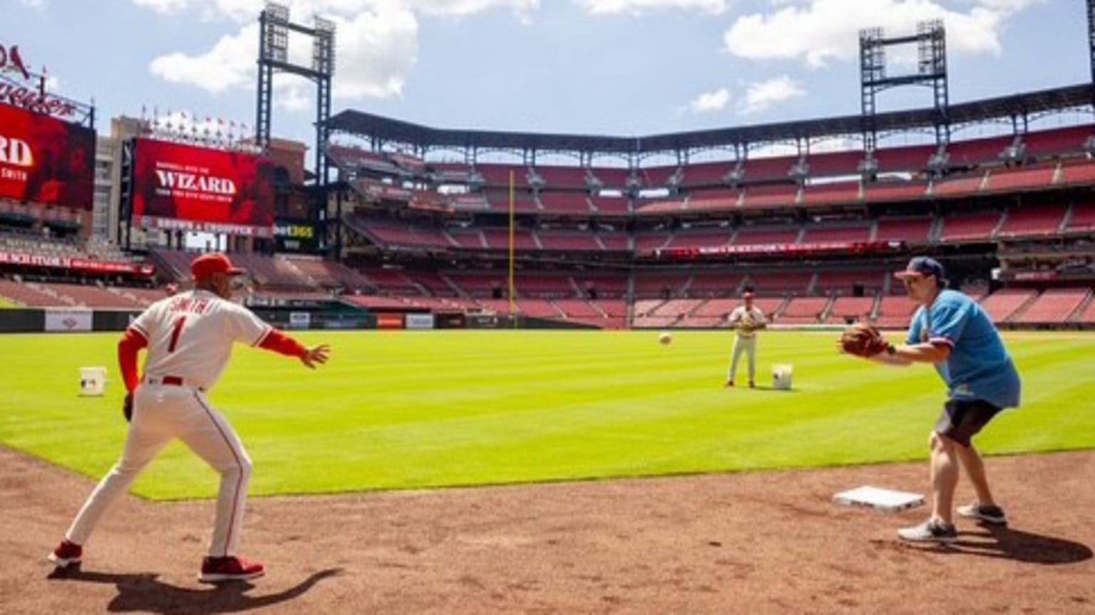 Ozzie Smith connects with fans at 'Turn Two with Ozzie' event