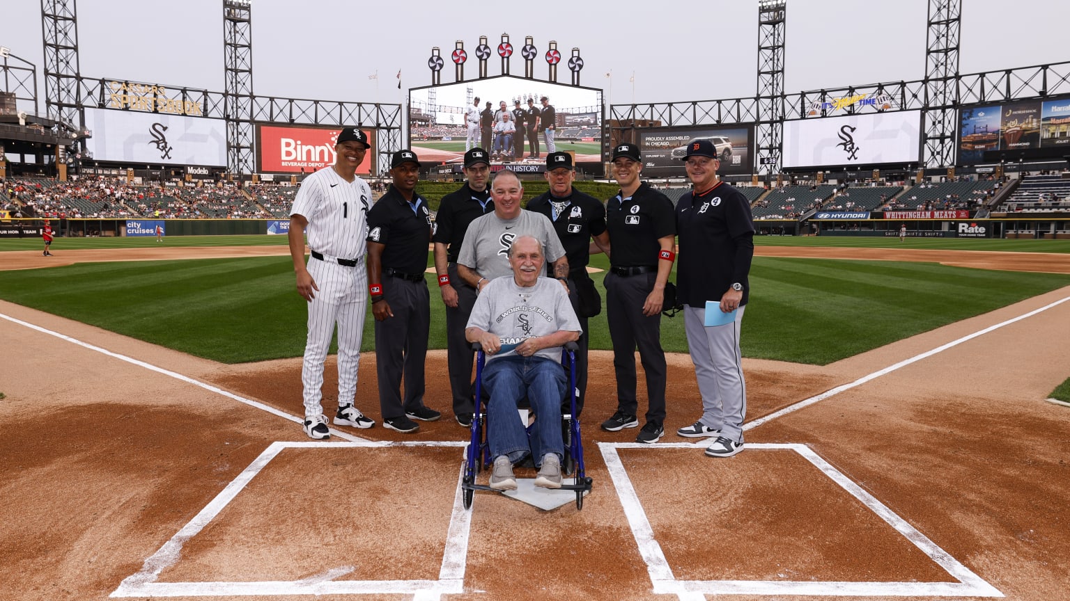 The White Sox honor fans with ALS on Lou Gehrig Day