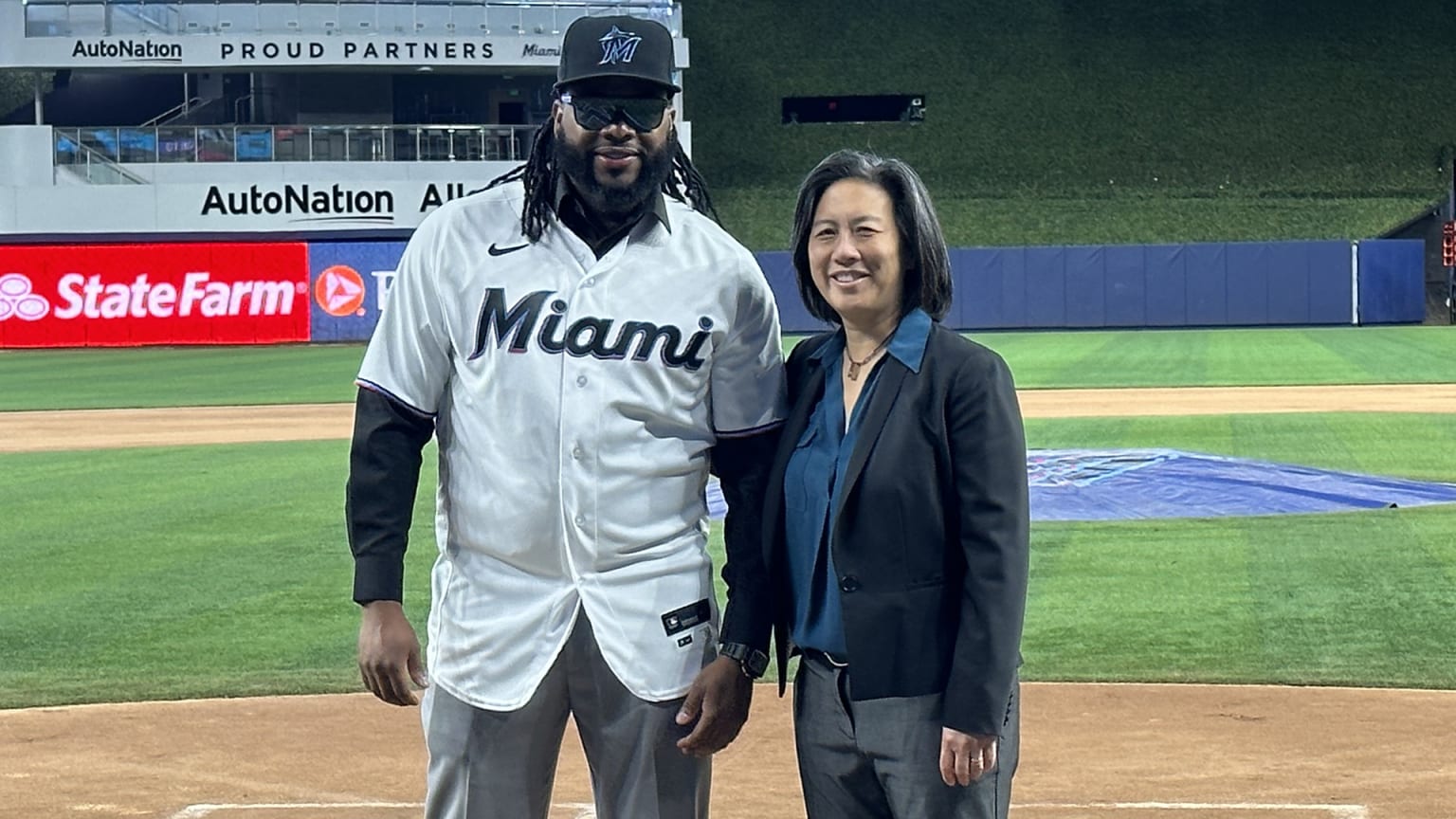 Johnny Cueto agrees to contract with Marlins