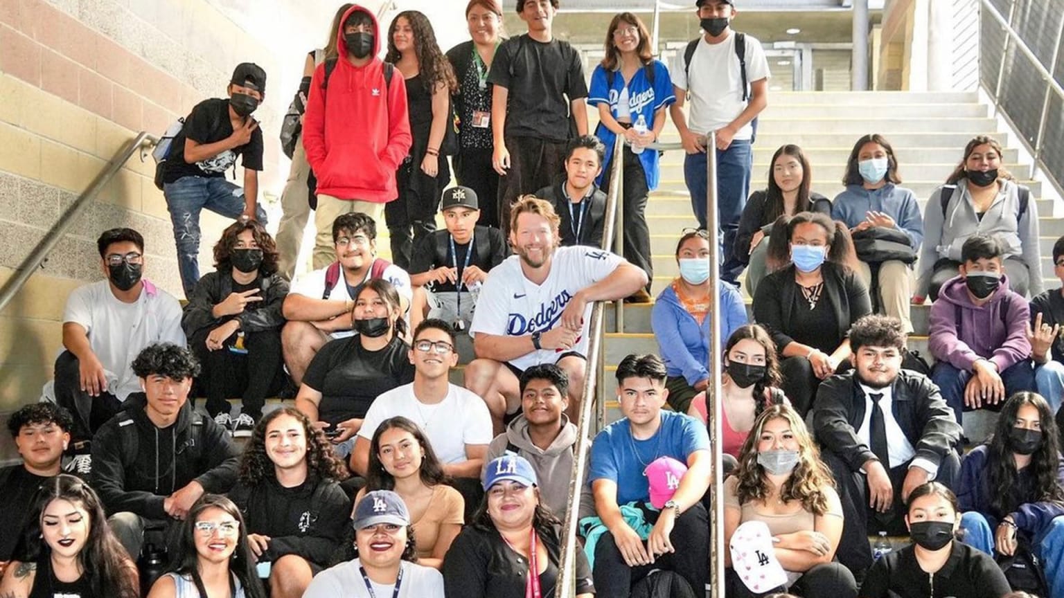 Dodgers pitchers serve fast food to happy fans