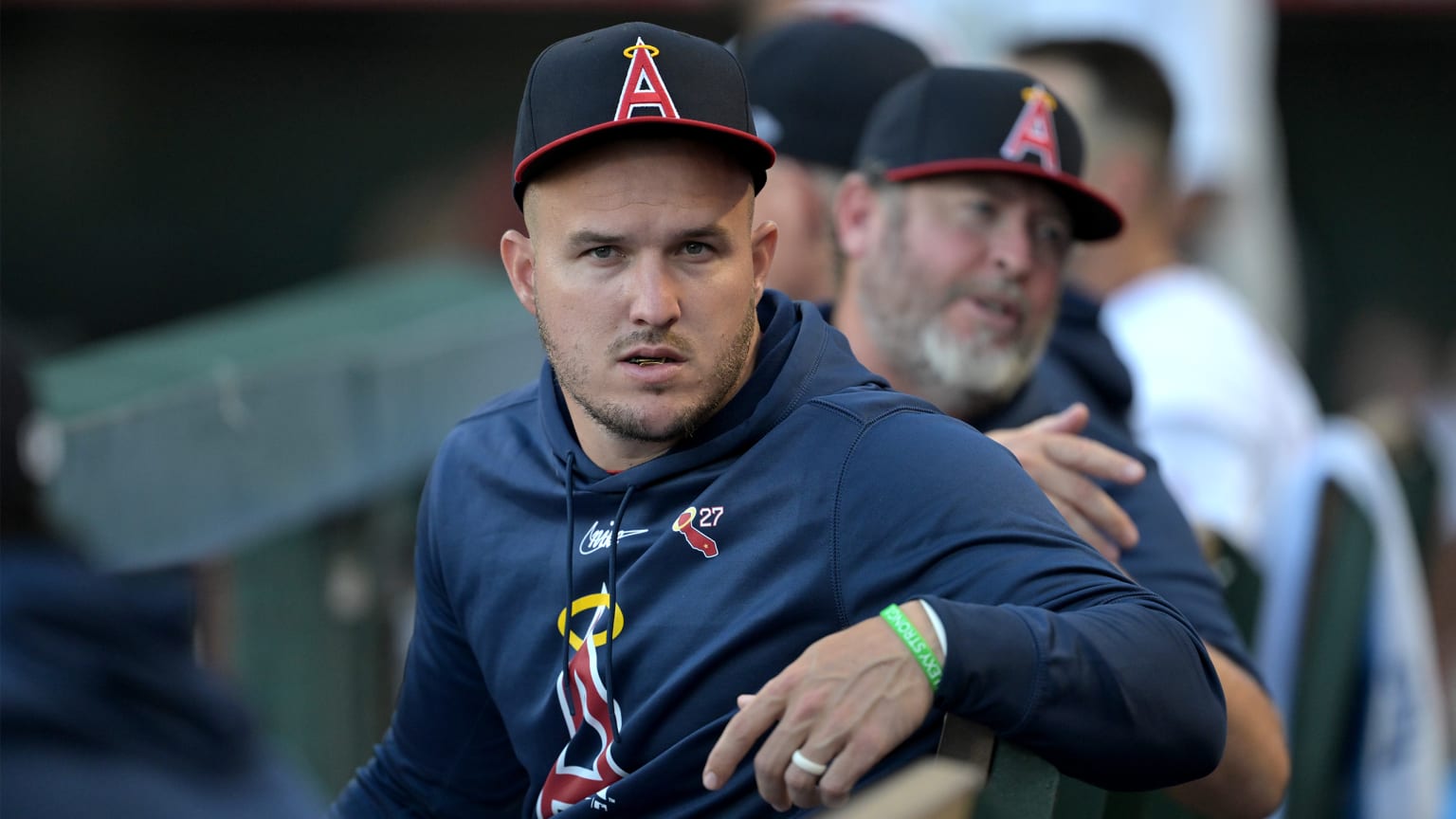 Mike Trout se sometió a otra cirugía de rodilla; estaría listo para los ...
