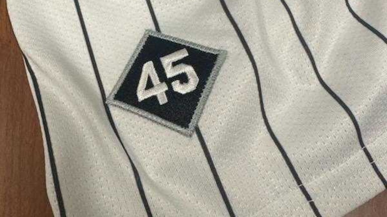 White Sox honor Bobby Jenks with jersey patches