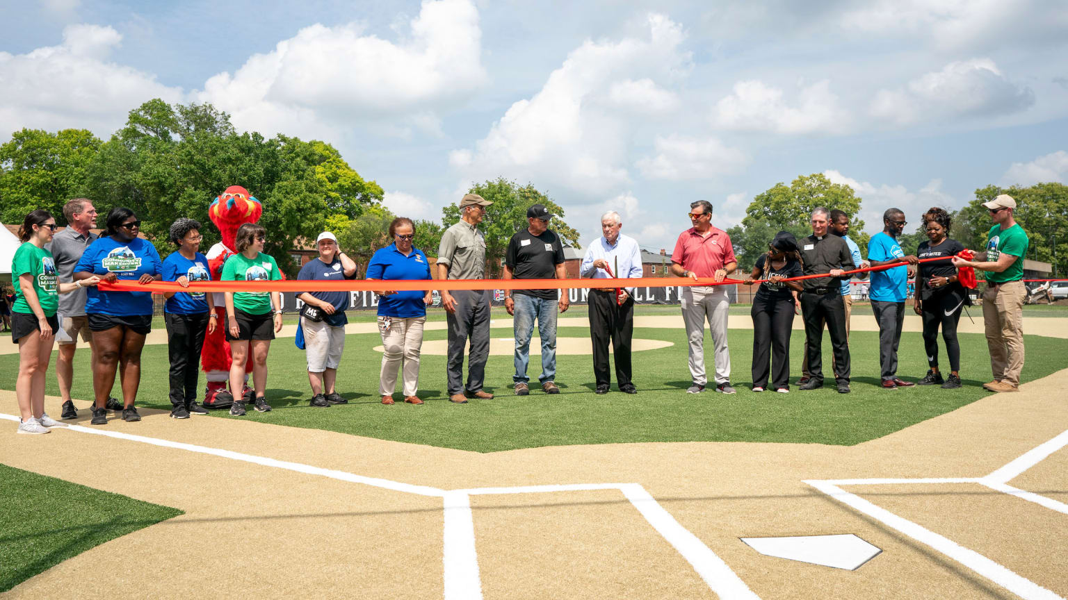 Reds host community makeover in Cincinnati's Bond Hill neighborhood