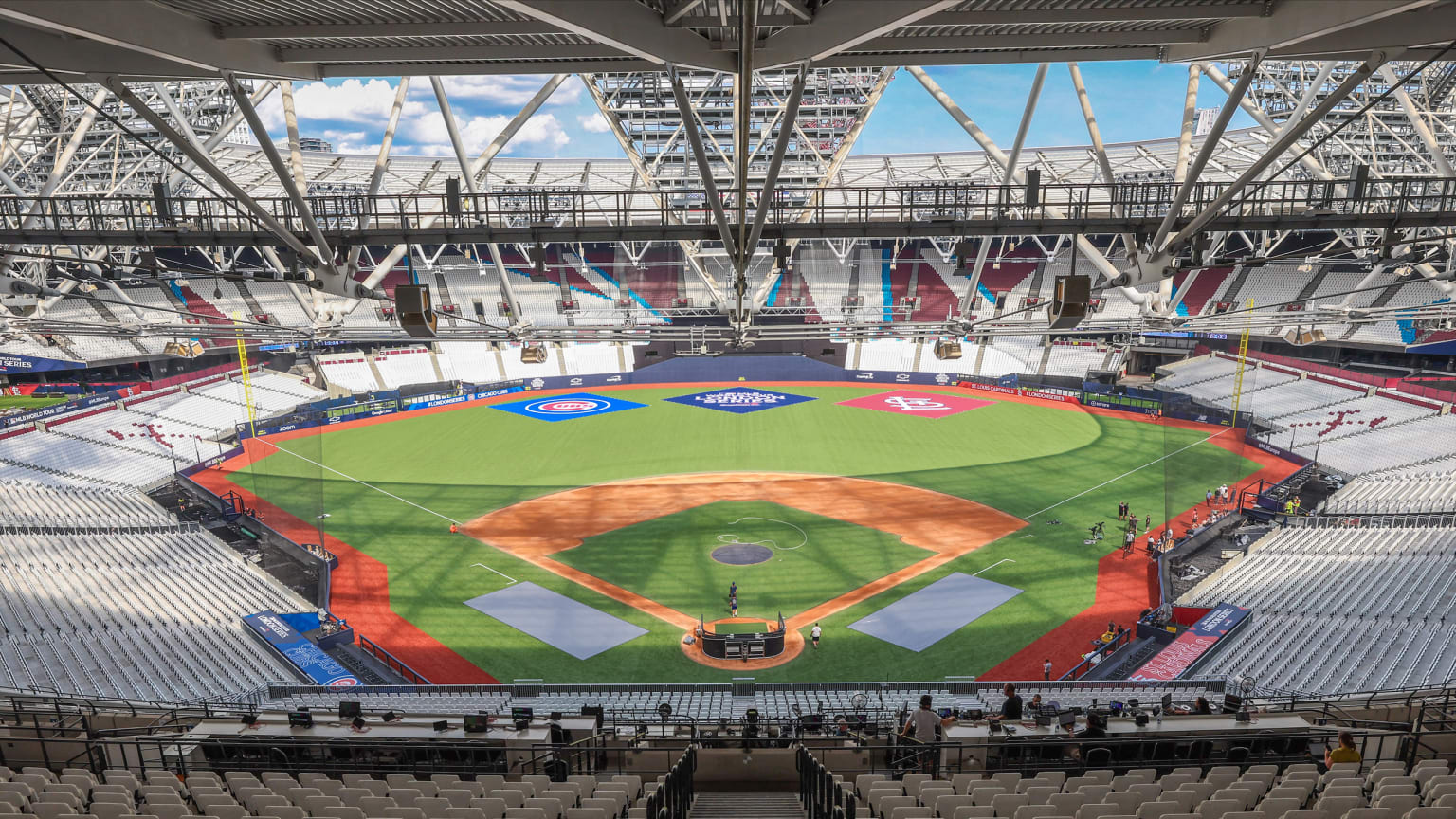 London Stadium transformed into a ballpark for Cubs and Cardinals
