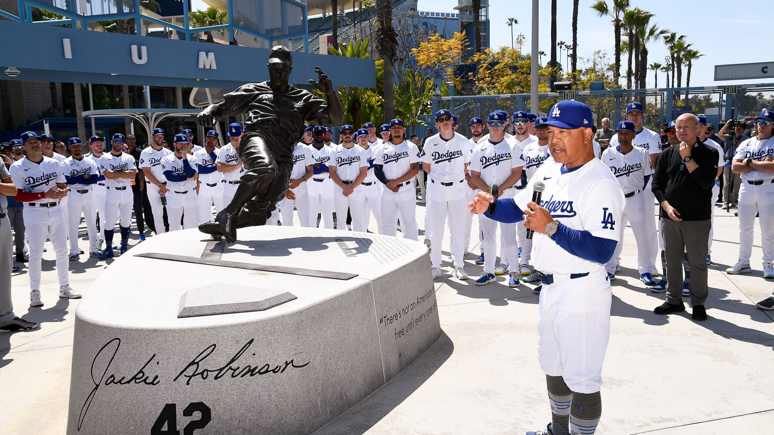 Dodger Legends Statues at Dodger Stadium | Los Angeles Dodgers