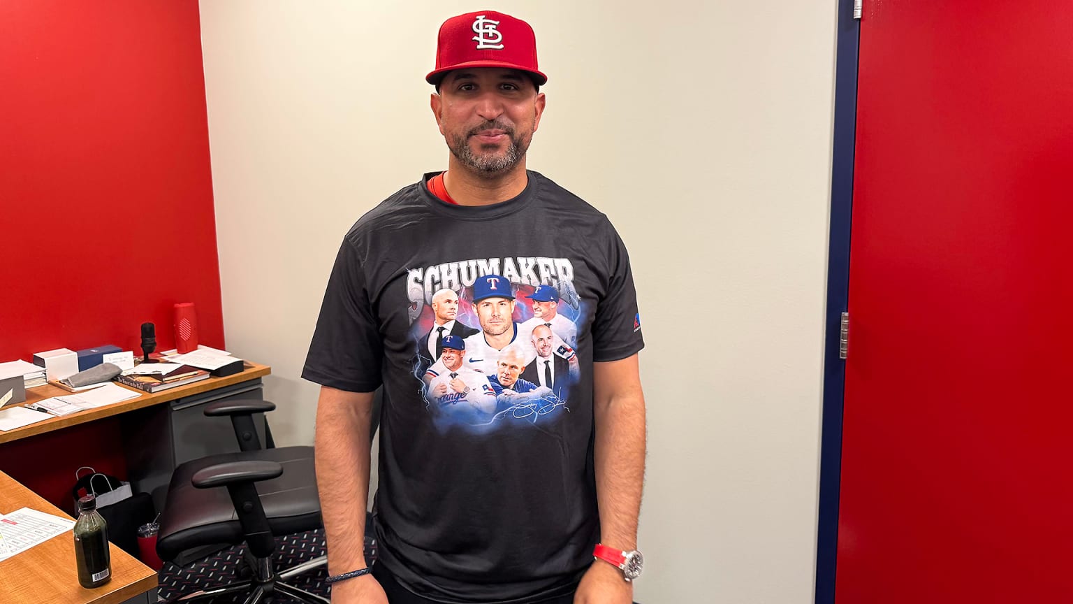 Oliver Marmol wears Skip Schumaker shirt