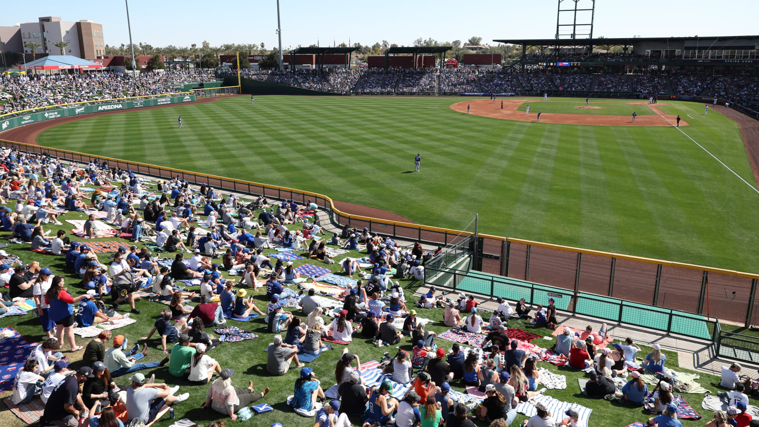 Cubs, Mariners set Spring Training attendance record at Sloan Park