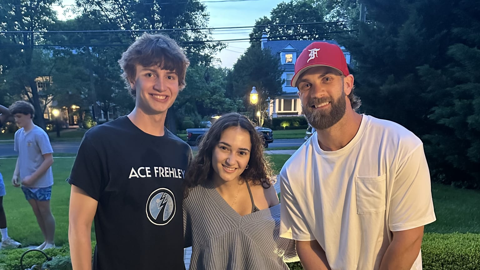 Bryce Harper helps teenager with promposal