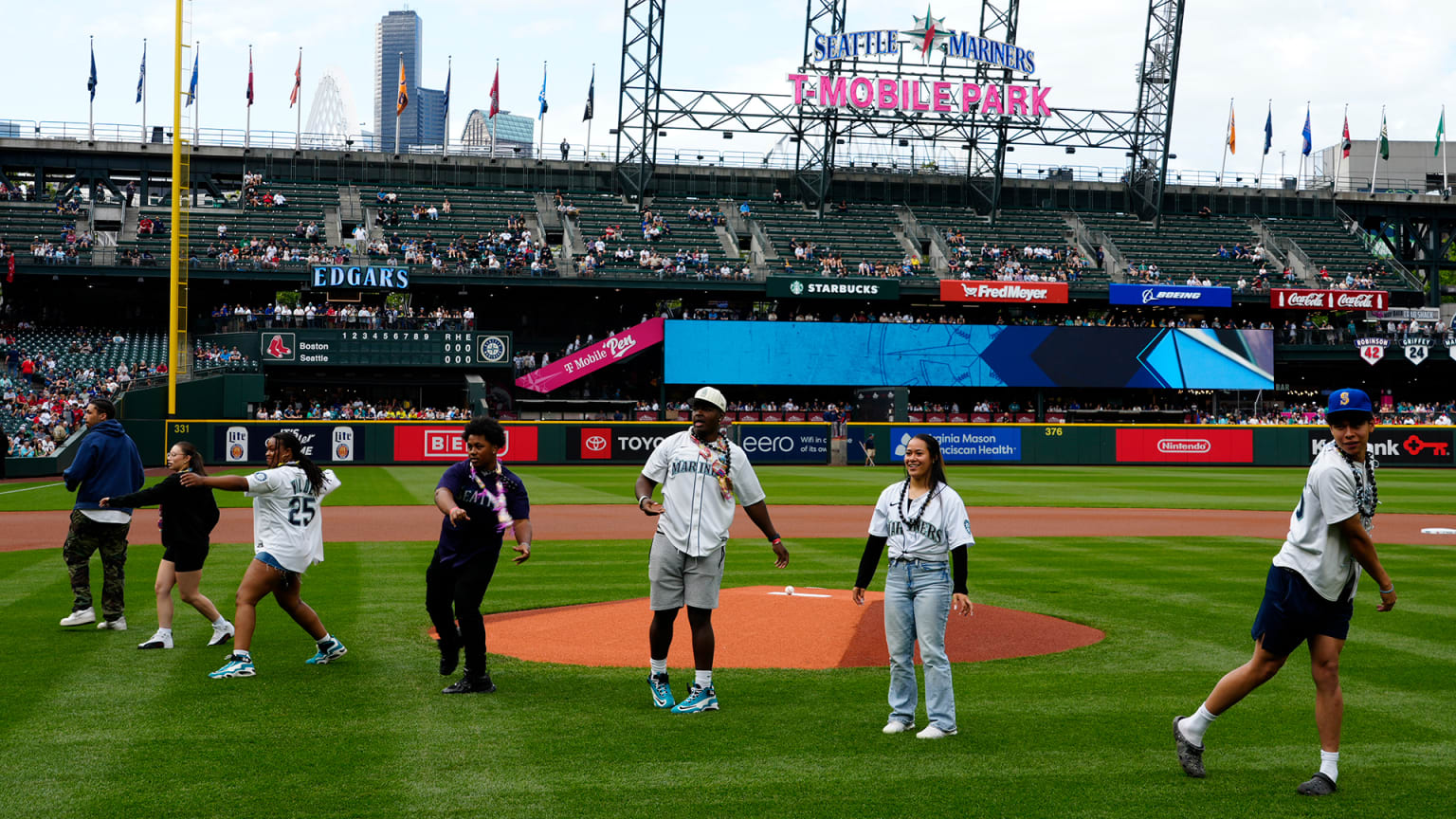 Mariners celebrate inaugural Hometown Nine class