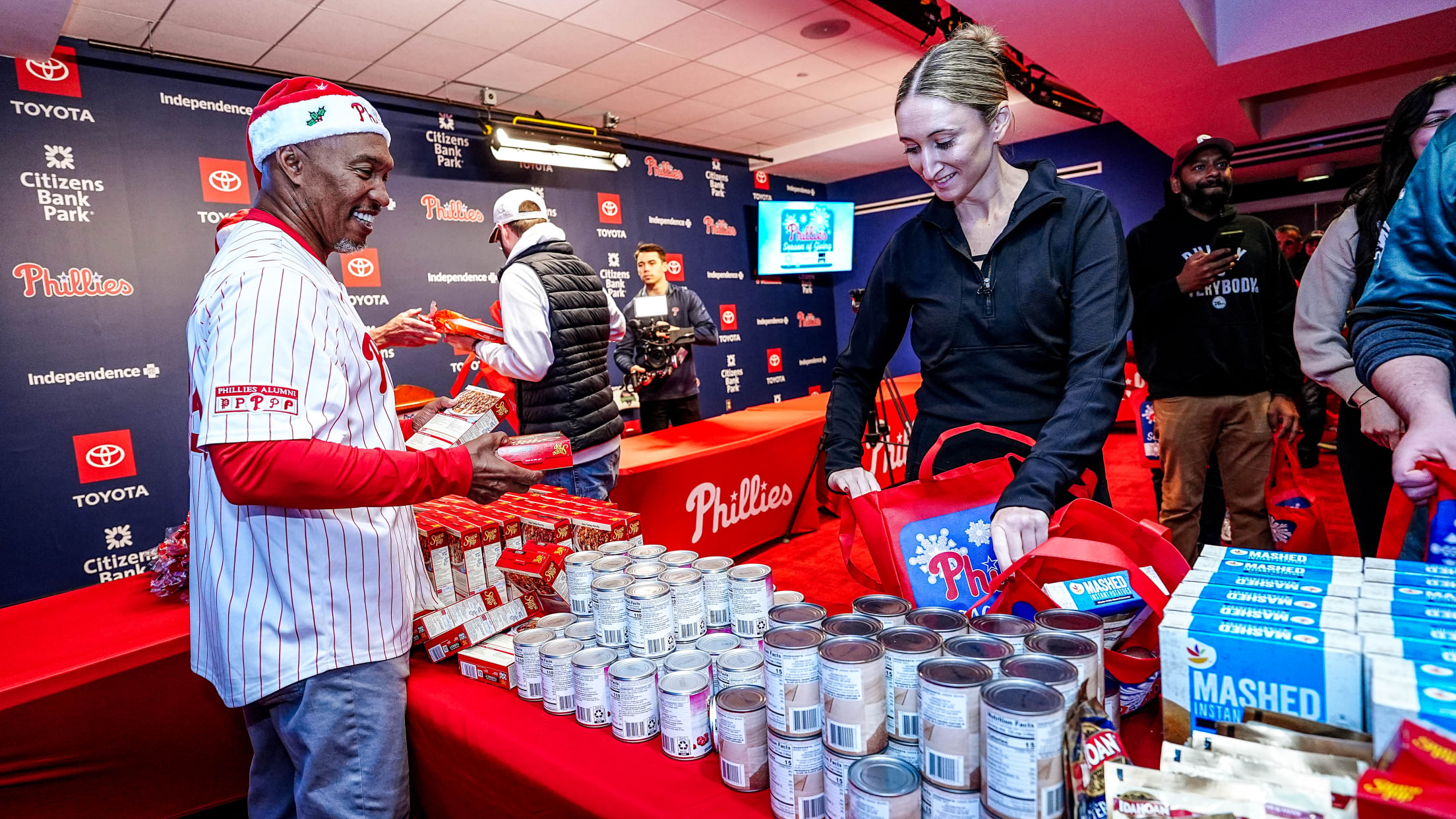 Phillies and SEI volunteers assemble and deliver Thanksgiving dinners ...