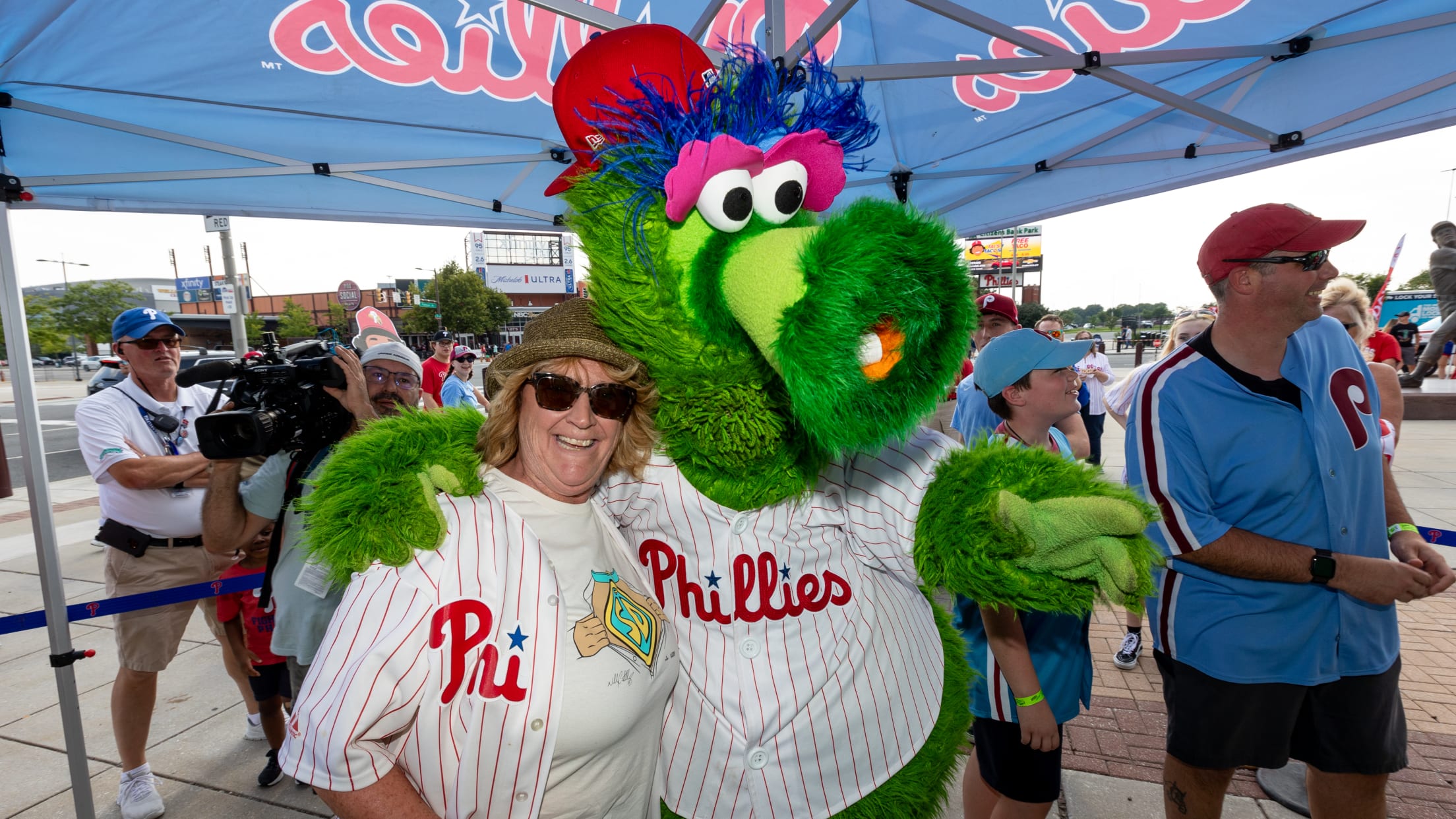 Taijuan Walker Gives Out Free Tacos to Benefit Foster Care in ...